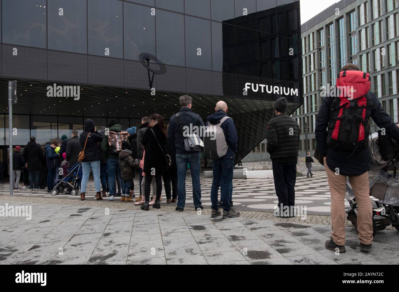Visitors queue up in front hi-res stock photography and images - Alamy