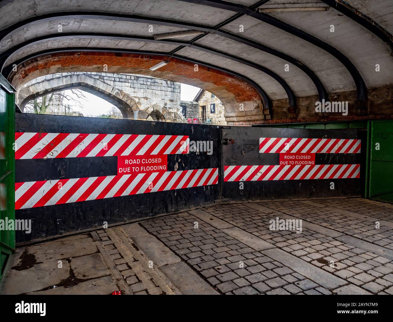 English medieval gates hi-res stock photography and images - Alamy