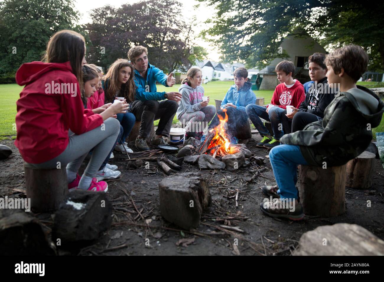 Teenagers on outdoor pursuit course Stock Photo - Alamy