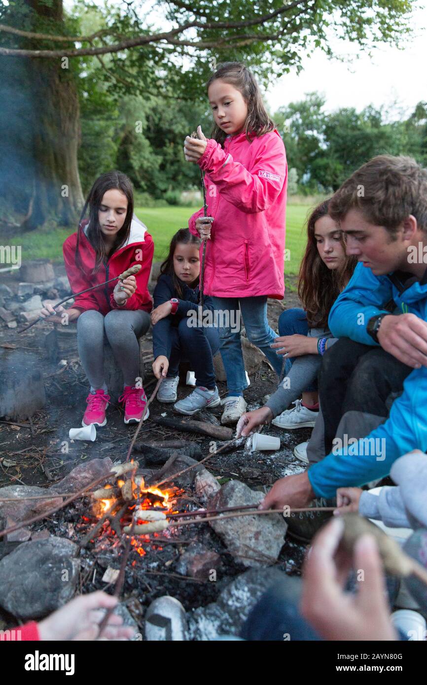 Teenagers on outdoor pursuit course Stock Photo - Alamy