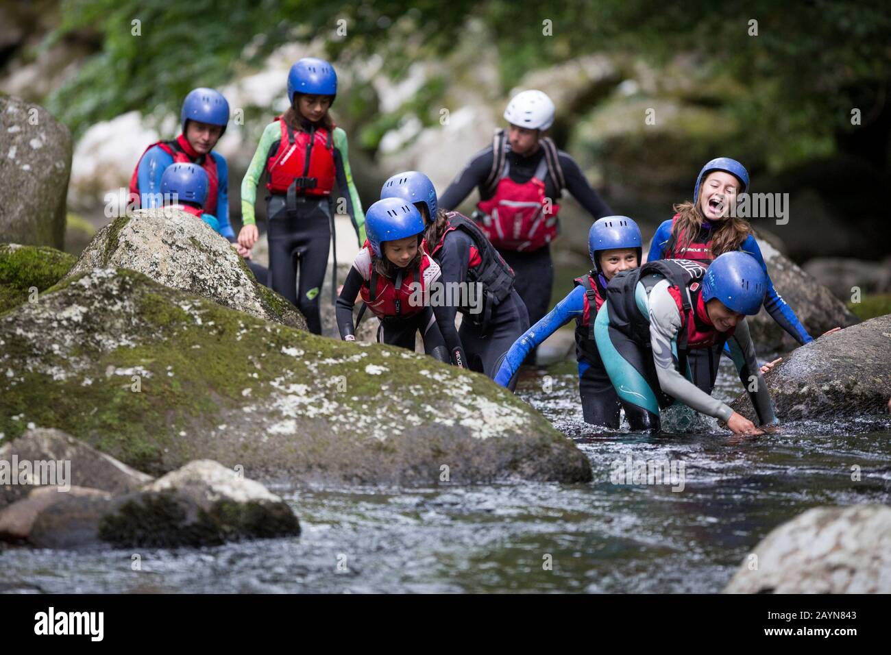 Teenagers on outdoor pursuit course Stock Photo - Alamy