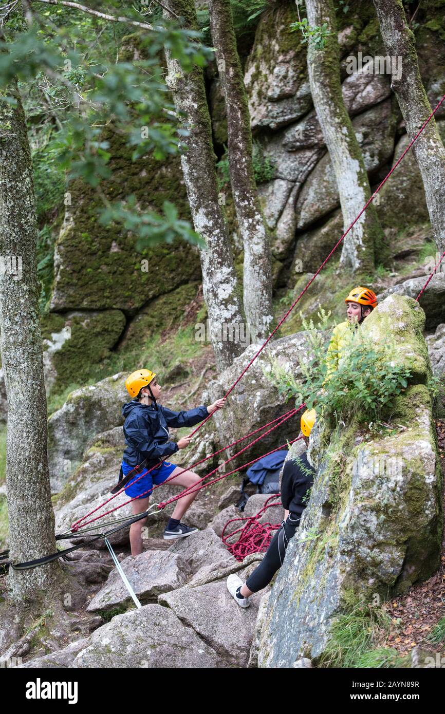 Teenagers on outdoor pursuit course Stock Photo - Alamy