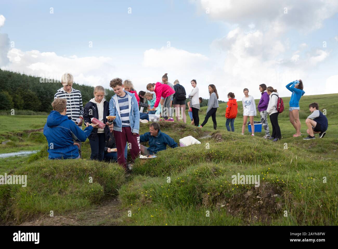 Teenagers on outdoor pursuit course Stock Photo - Alamy