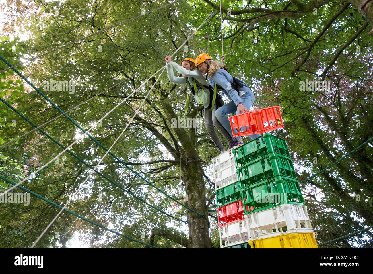 Team building activity outdoor hi-res stock photography and images - Alamy