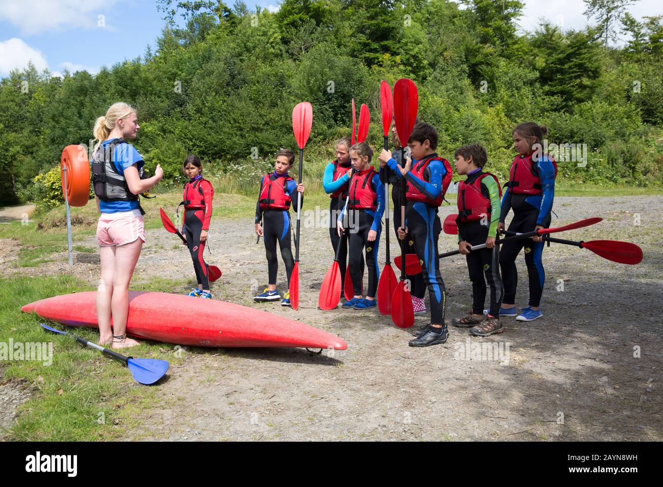 Teenagers on outdoor pursuit course Stock Photo - Alamy