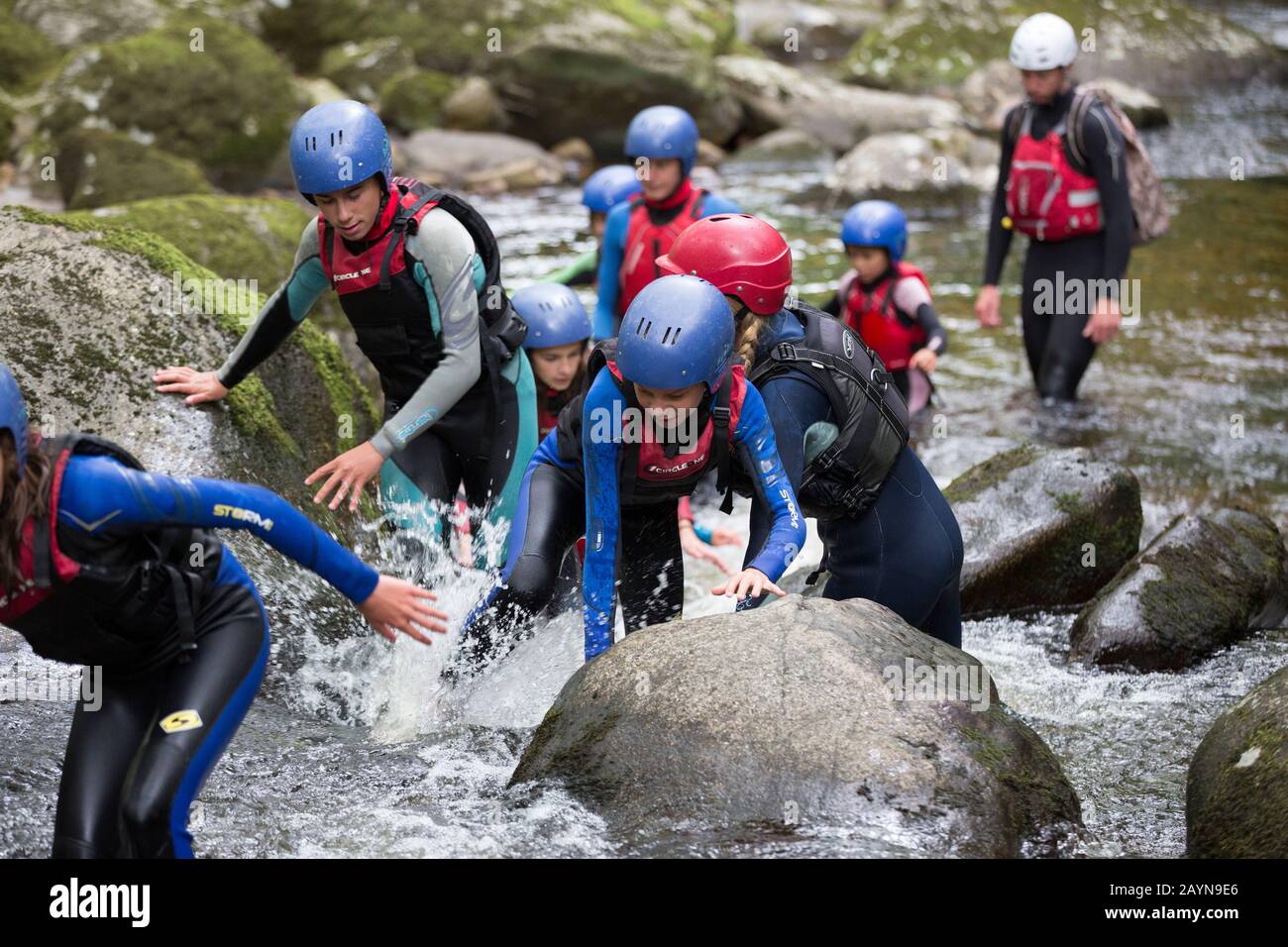 Teenagers on outdoor pursuit course Stock Photo - Alamy