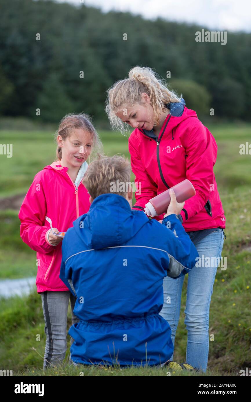 Teenagers on outdoor pursuit course Stock Photo - Alamy