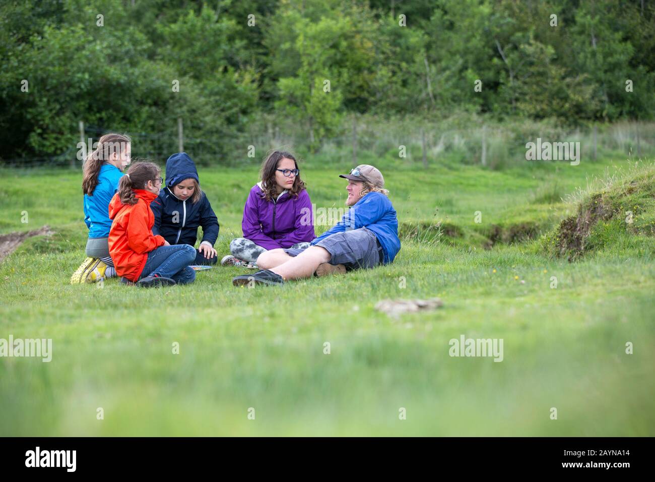 Teenagers on outdoor pursuit course Stock Photo - Alamy