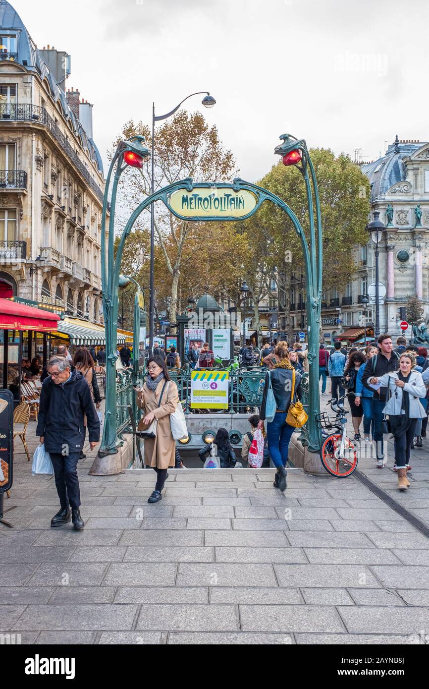Entrance to the subway paris hi-res stock photography and images - Alamy