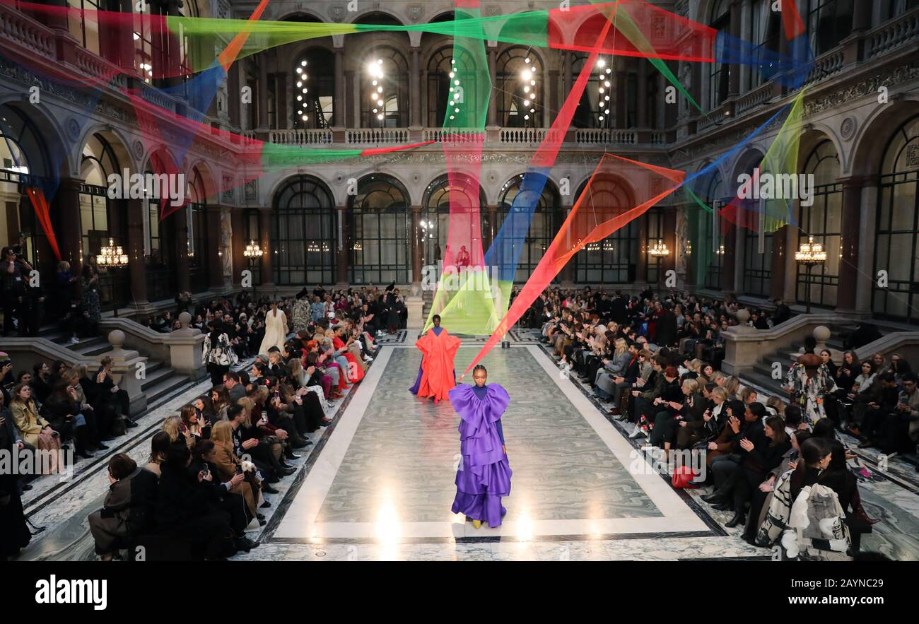 Foreign models hi-res stock photography and images - Alamy