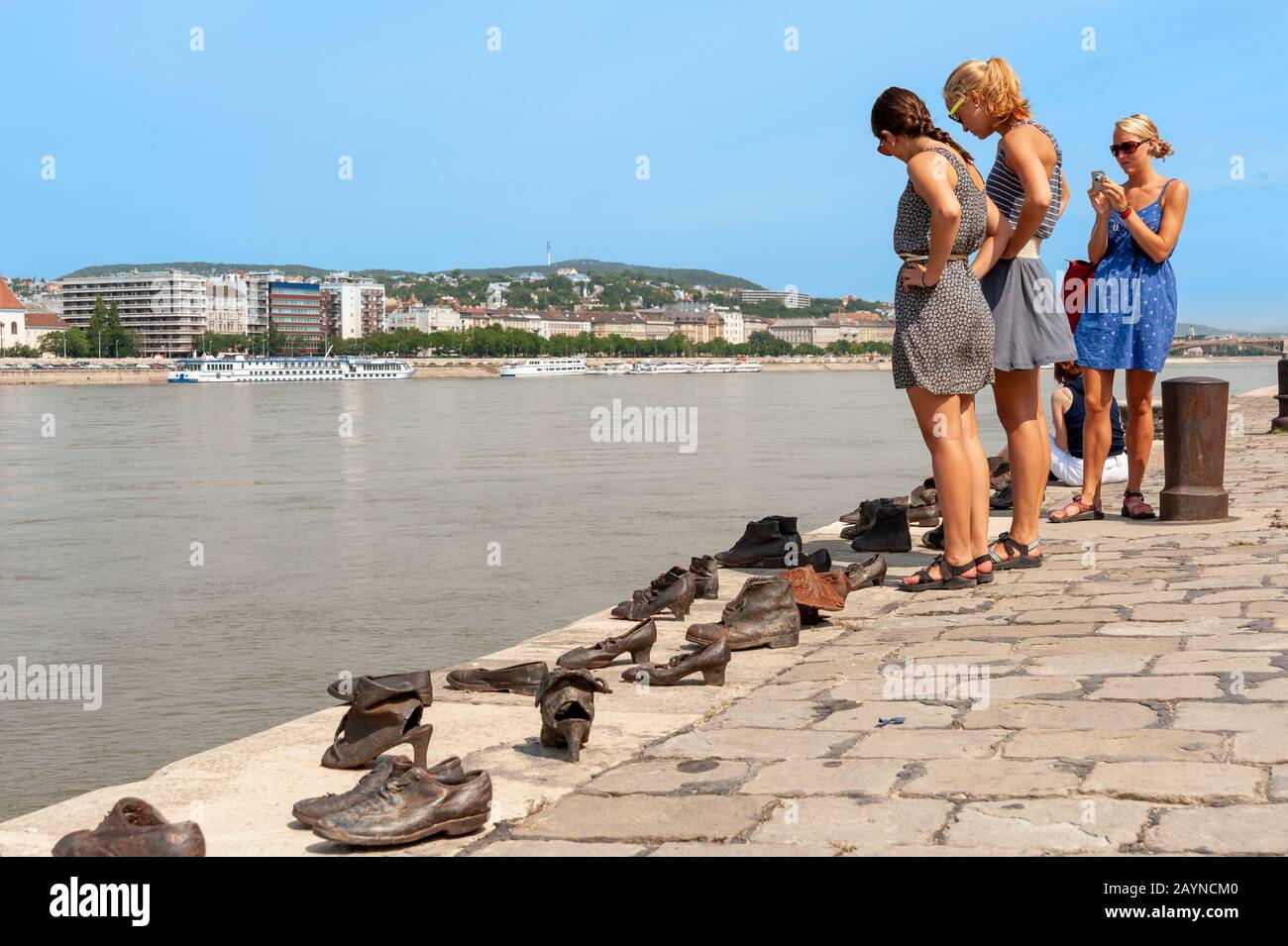 Arrow cross hi-res stock photography and images - Alamy