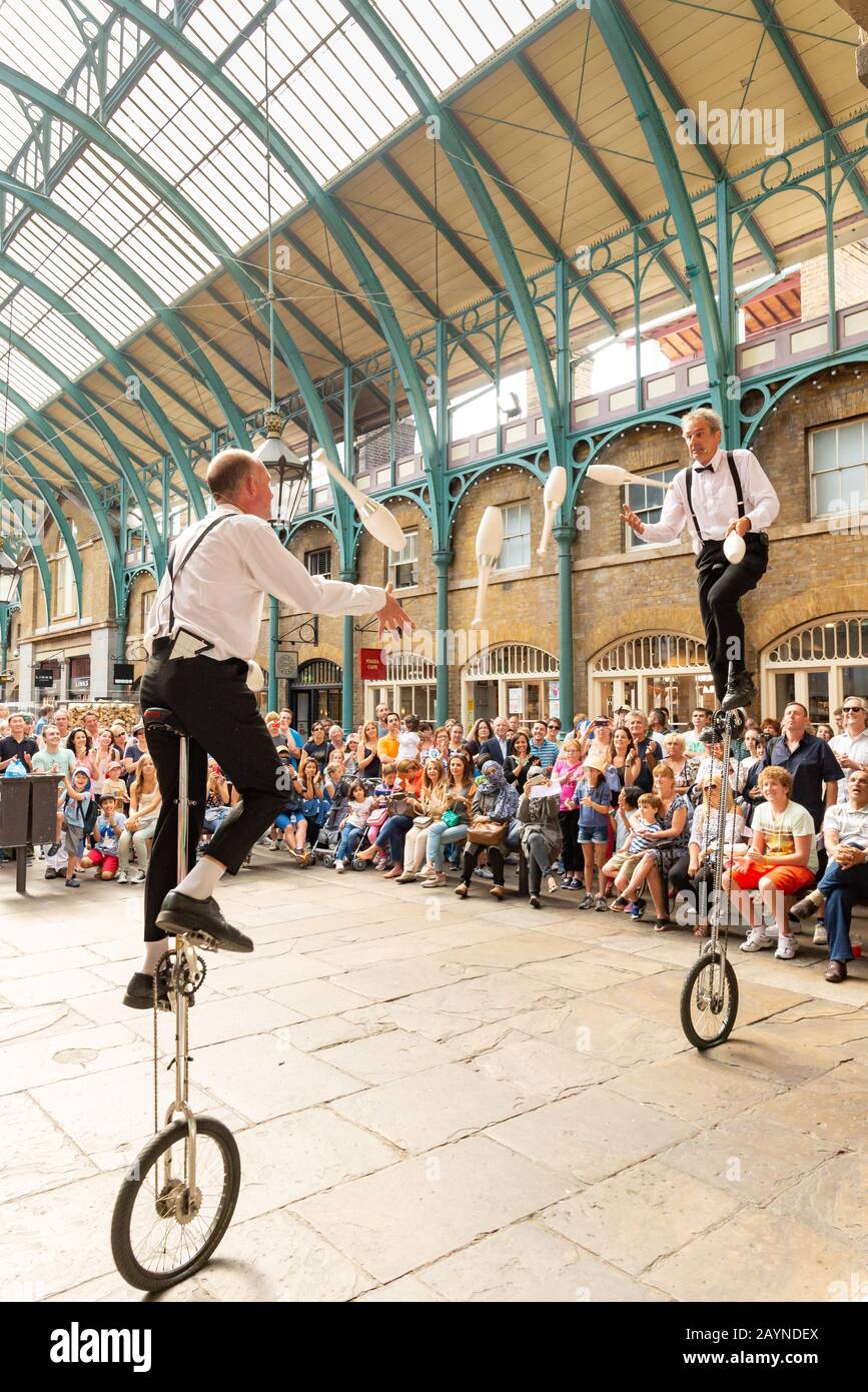 Entertainers busker buskers hi-res stock photography and images - Alamy