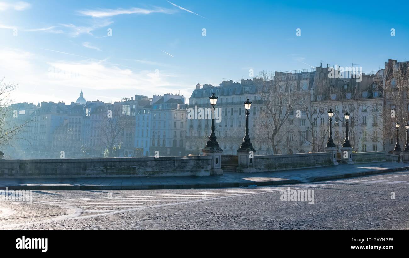 Paris pont neuf bridge perspective hi-res stock photography and images ...