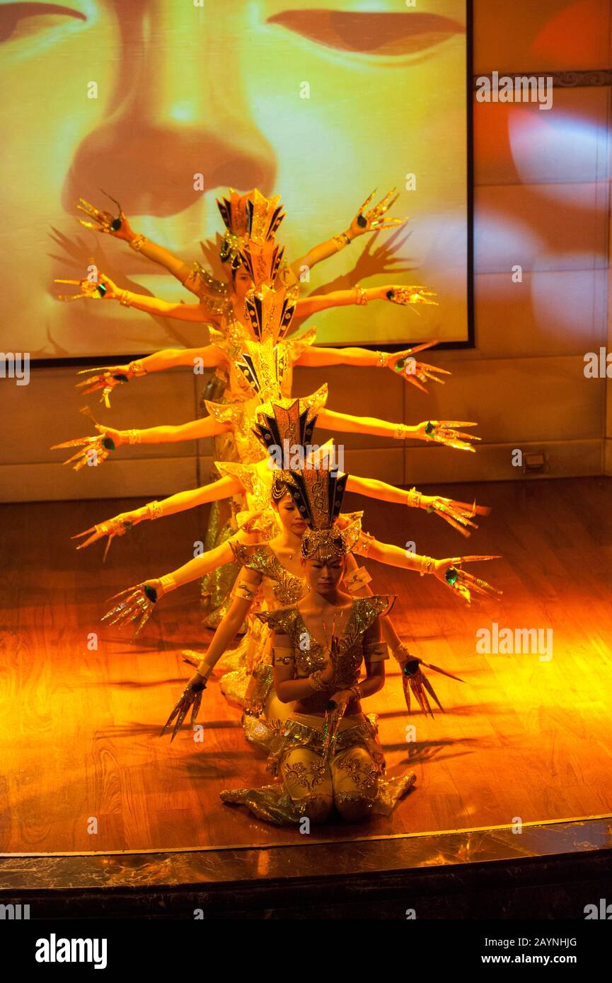 An acrobatic crew show on the cruise ship MS Yangzi Explorer on the ...