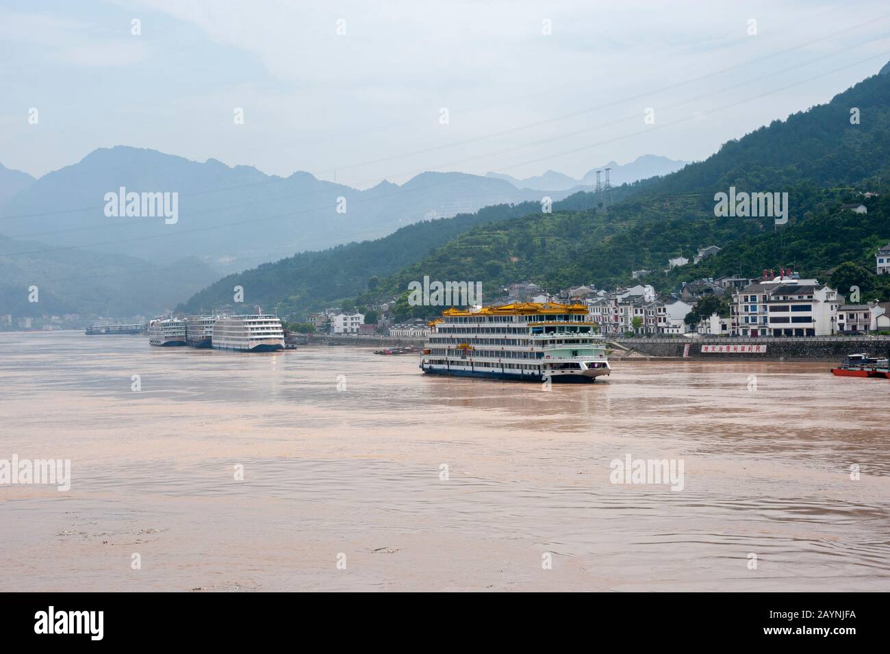 Cruise ships on the Yangtze River near the Xiling Gorge (Three Gorges ...