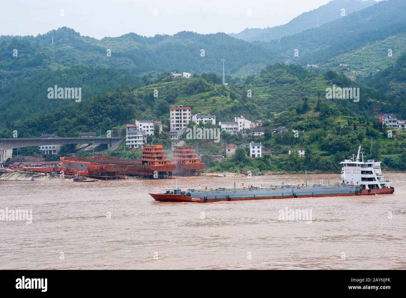 A shipyard at the Yangtze River near the Xiling Gorge (Three Gorges) in ...
