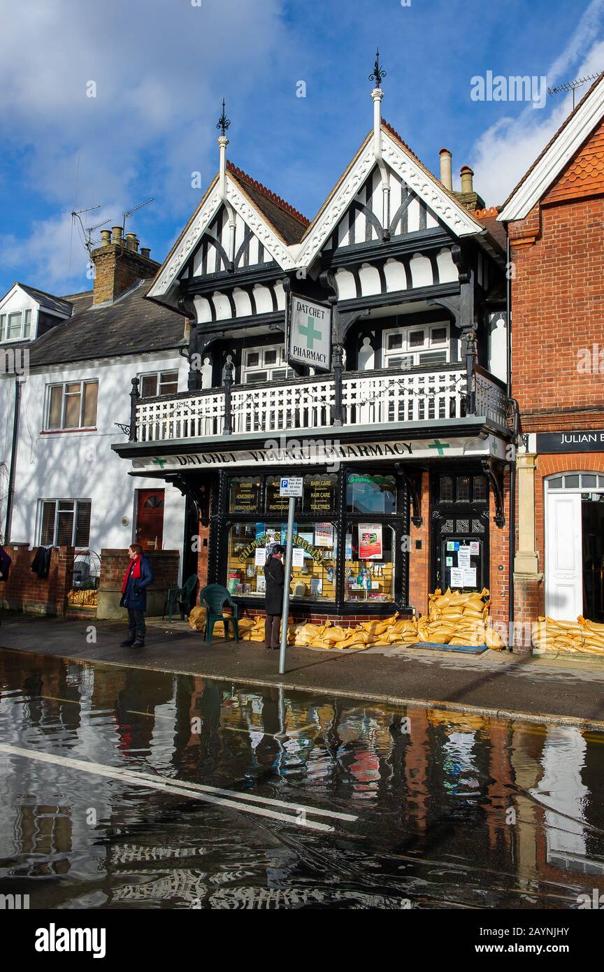 Flooding, Datchet Berkshire, UK. 10th February, 2014. The River Thames ...