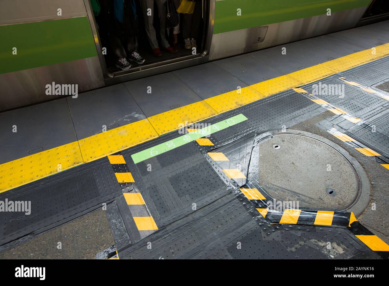 Rush hour train platform japan hi-res stock photography and images - Alamy
