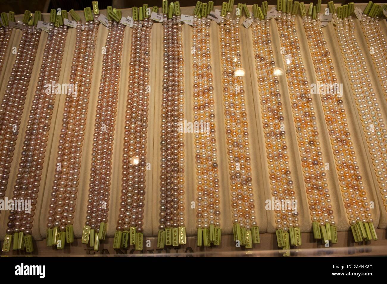 Pearl shops hi-res stock photography and images - Alamy