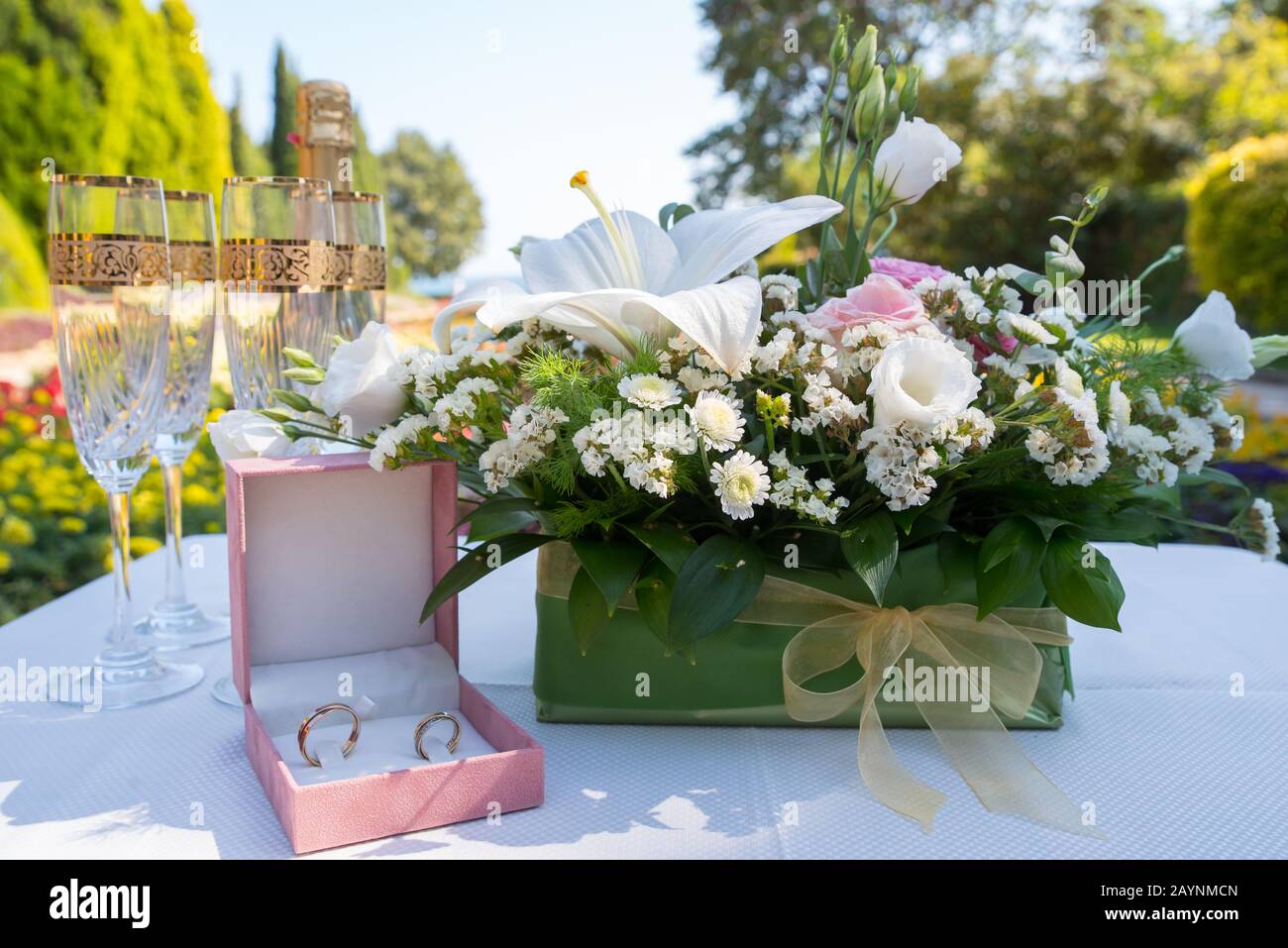 Bride and groom flowers table hi-res stock photography and images - Alamy