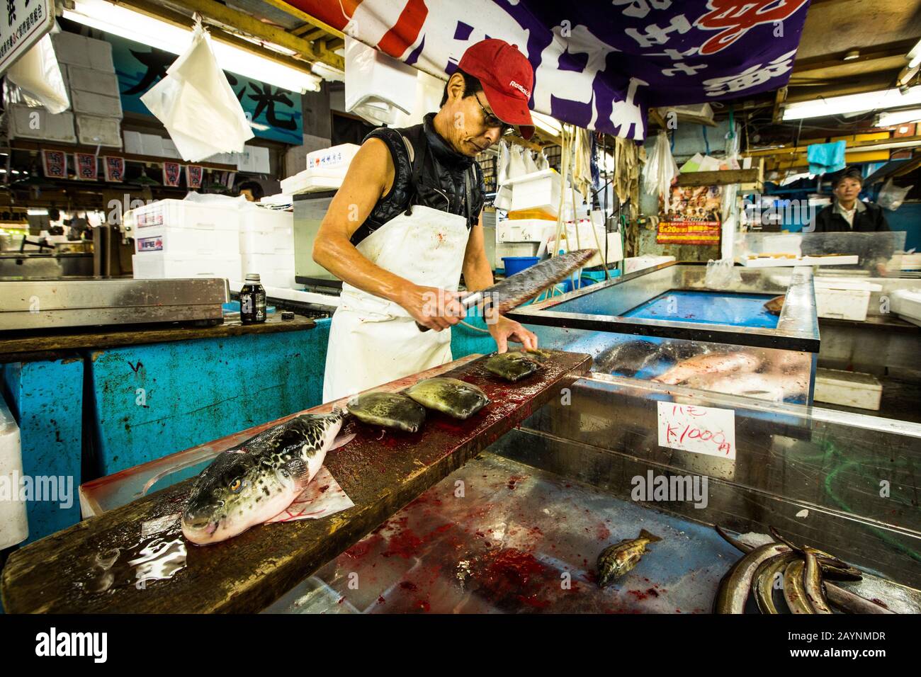 Fishmonger cutting a fish in Tsukiji Fish Market. Tokyo, Japan Stock ...
