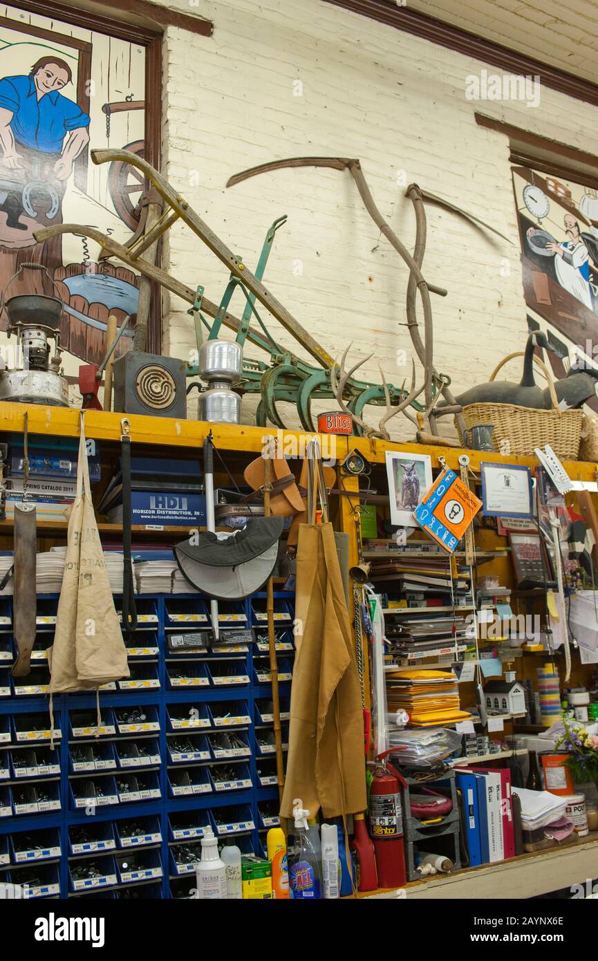 Small town hardware store hi-res stock photography and images - Alamy
