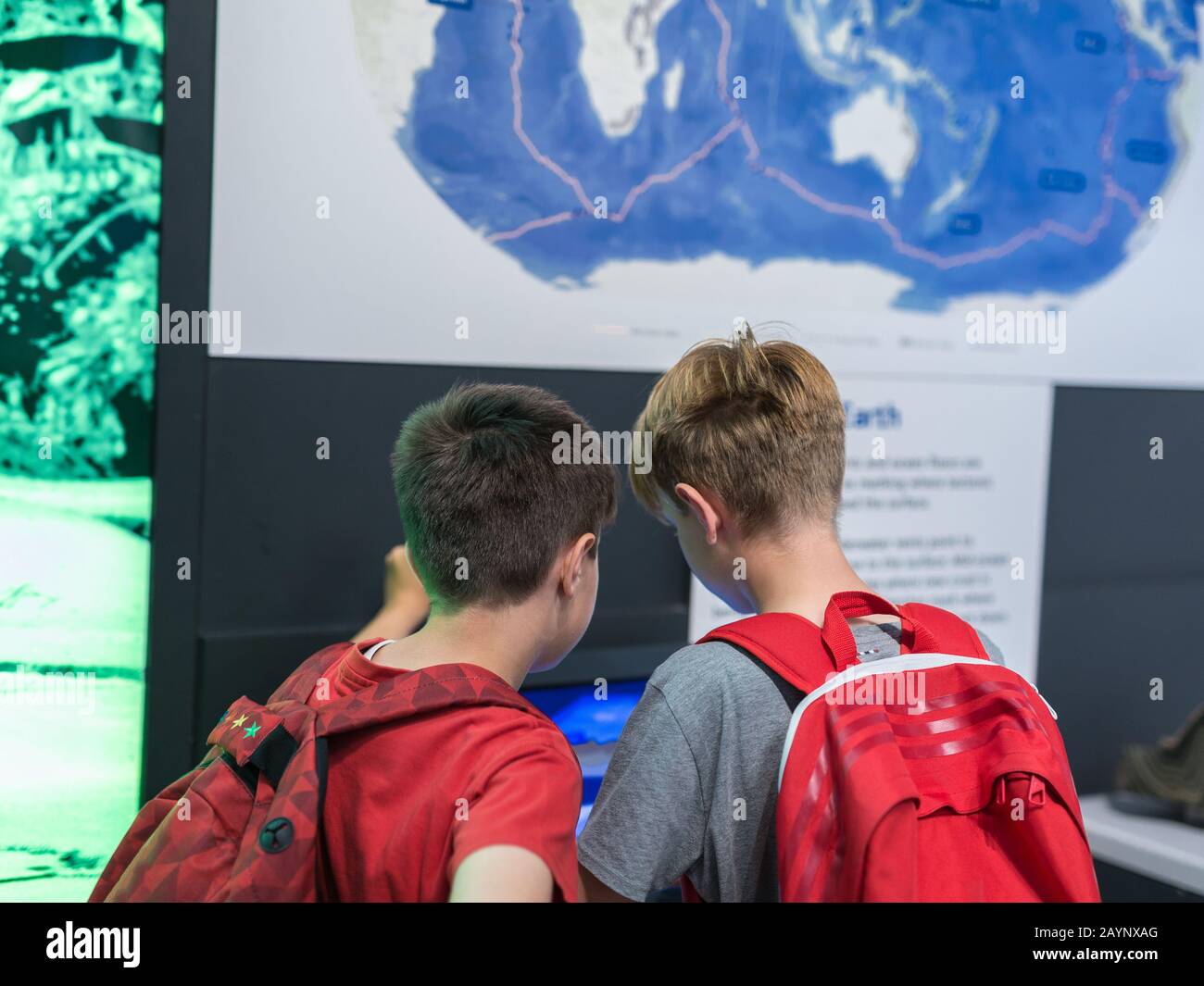 Children visiting a science museum hi-res stock photography and images ...