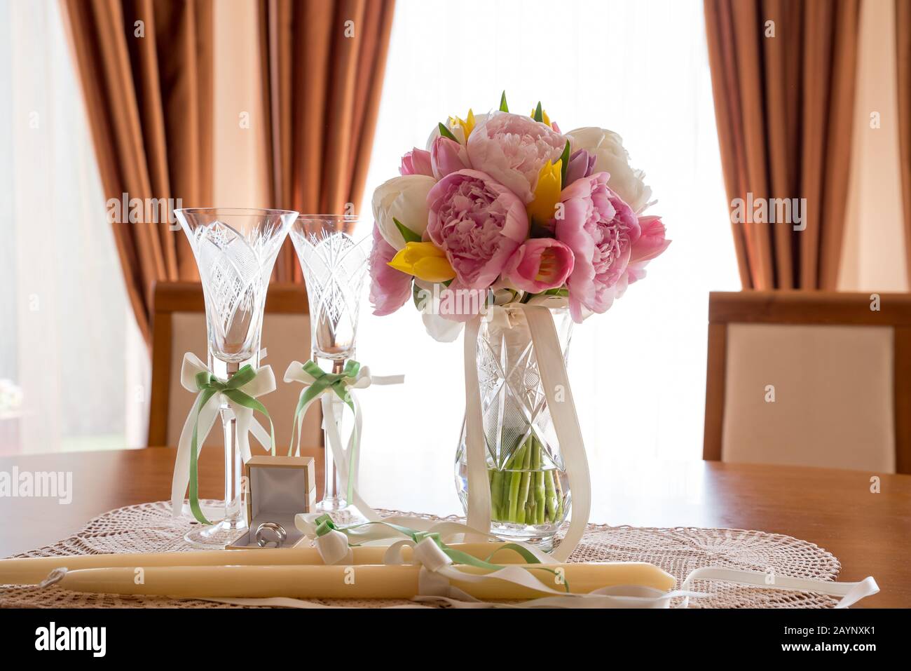 Bride and groom flowers table hi-res stock photography and images - Alamy