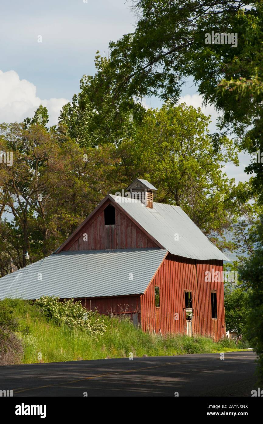 Old barn road hi-res stock photography and images - Alamy