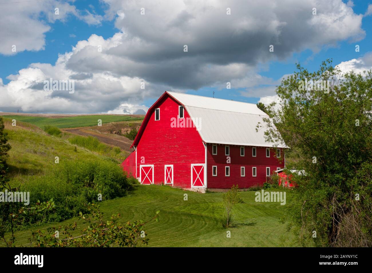 Red barn near Colfax in the Palouse, Eastern Washington State, USA ...