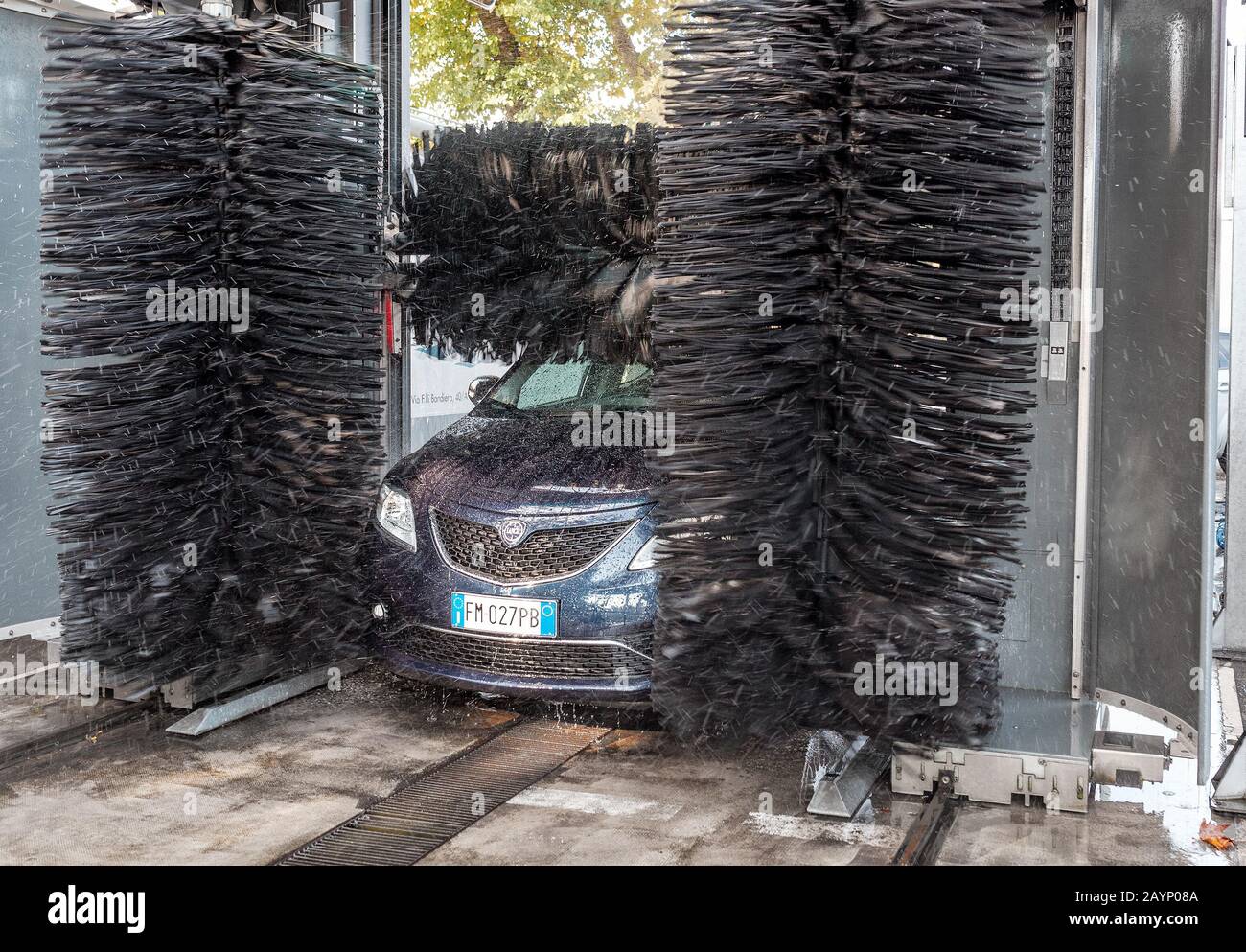 Car being washed hi-res stock photography and images - Alamy
