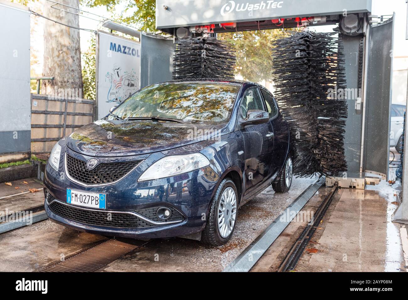 Car being washed hi-res stock photography and images - Alamy