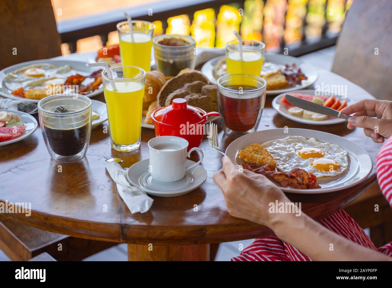 Lunch lady serving food hi-res stock photography and images - Alamy