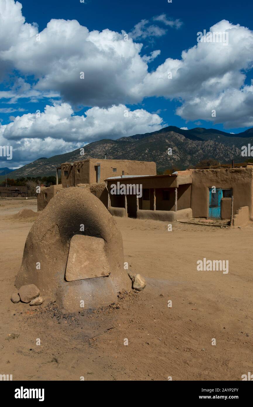 Native american oven hi-res stock photography and images - Alamy
