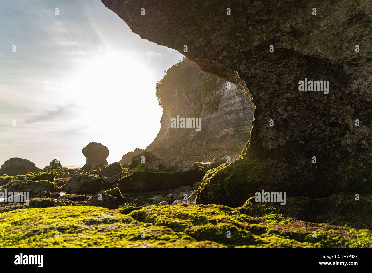 Alga bay rock cliff rock hi-res stock photography and images - Alamy