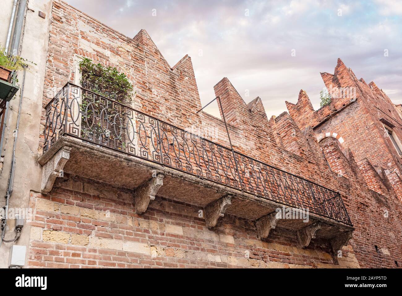 Europe statue of juliet with the famous balcony hi-res stock ...