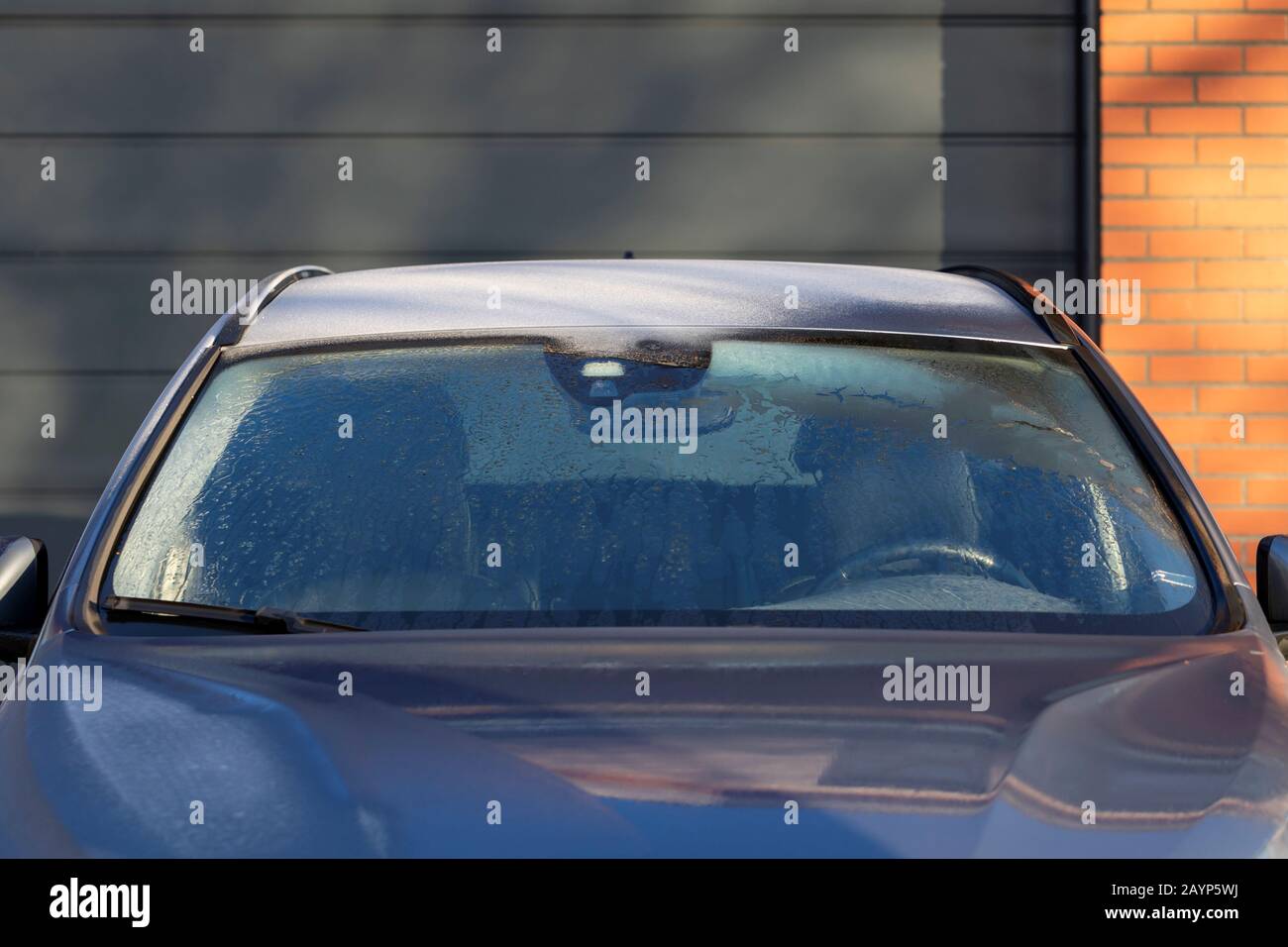 Frontal v hi-res stock photography and images - Alamy