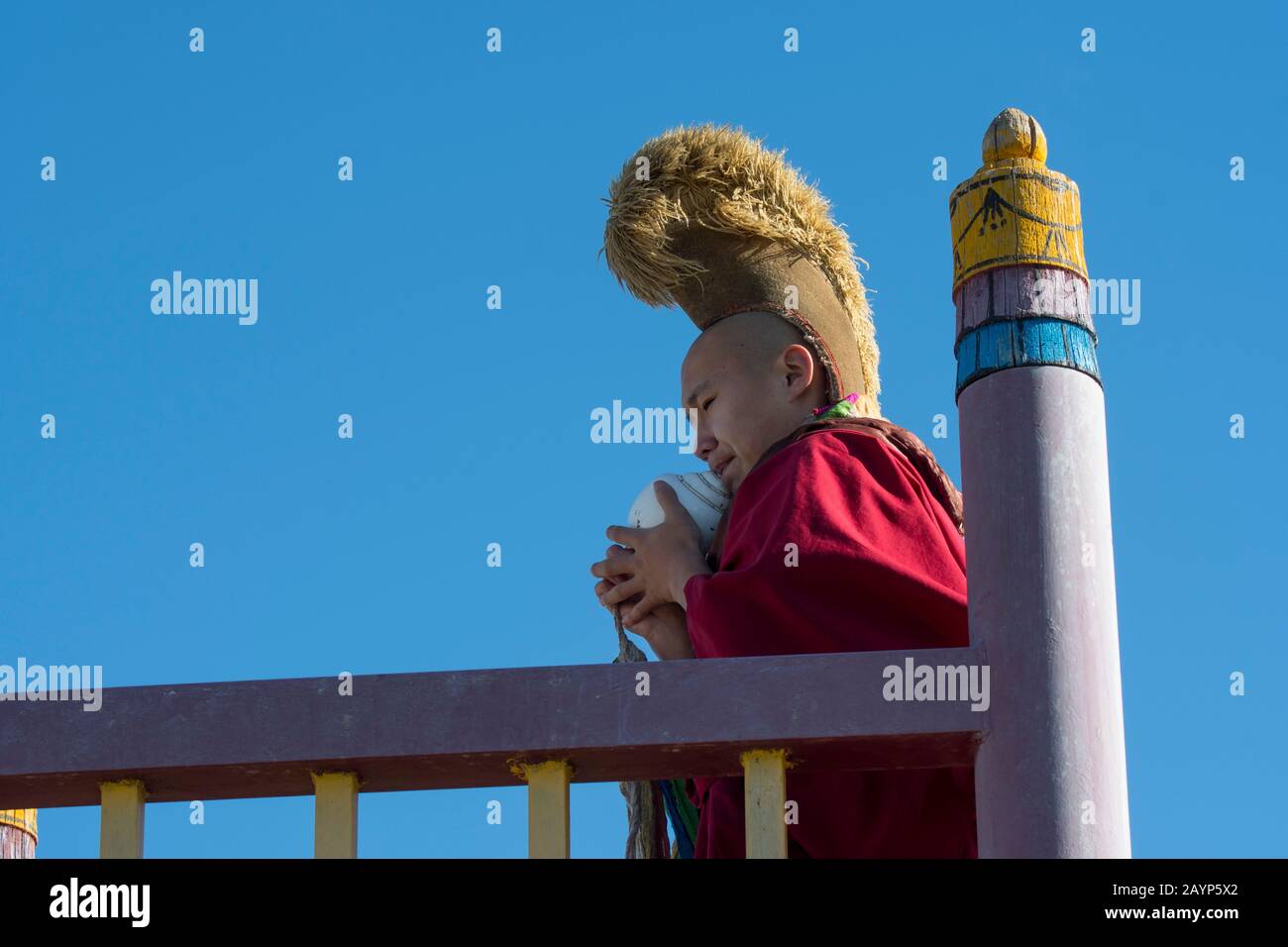 Blowing conch shells hi-res stock photography and images - Alamy