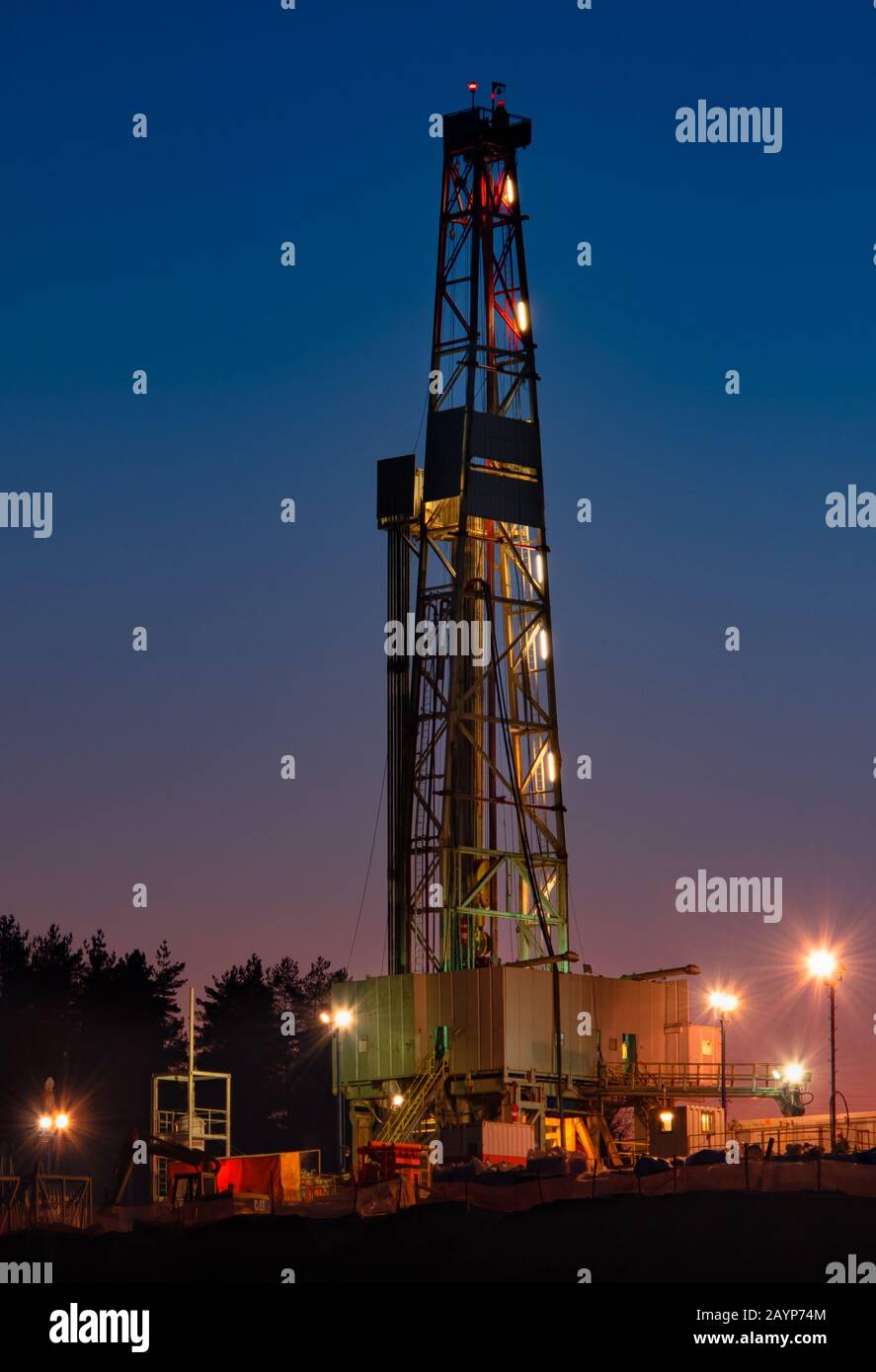 Drilling rig night hi-res stock photography and images - Alamy