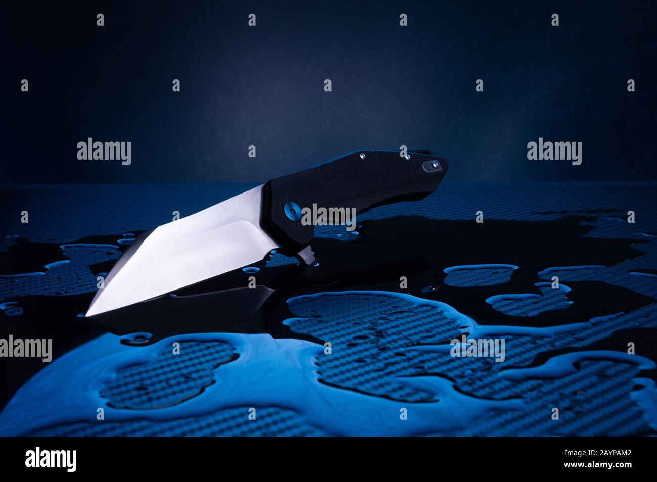 Knife steel is not afraid of water. A reliable knife. Metal and water ...