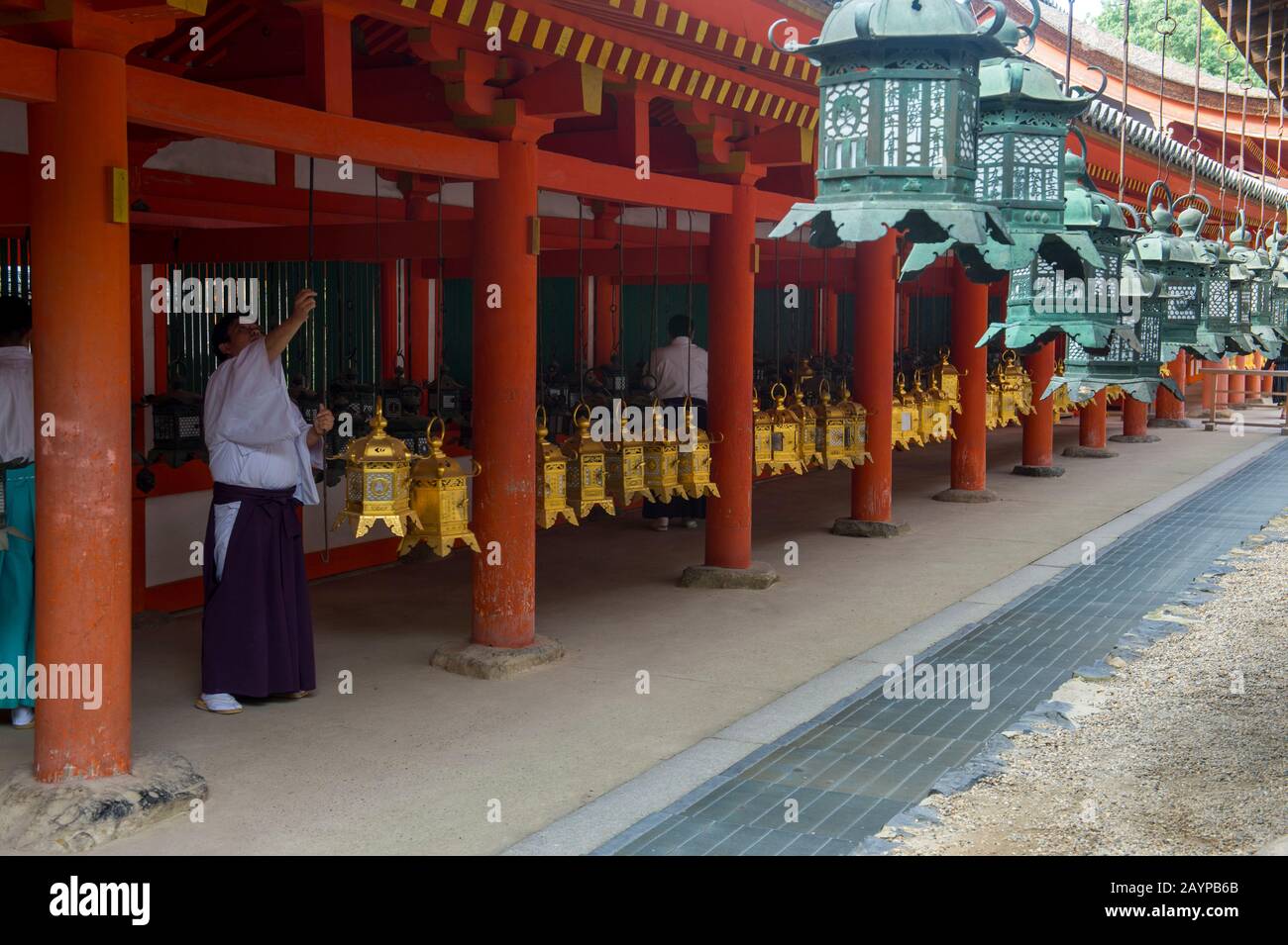 People servicing the lanterns at the Kasuga Grand Shrine (Kasuga-taisha ...