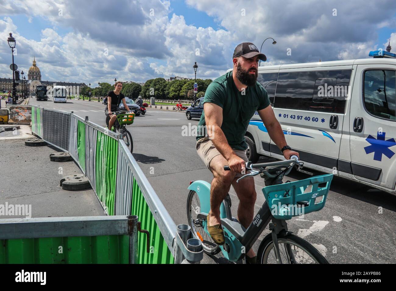 Cycling in paris hi-res stock photography and images - Alamy