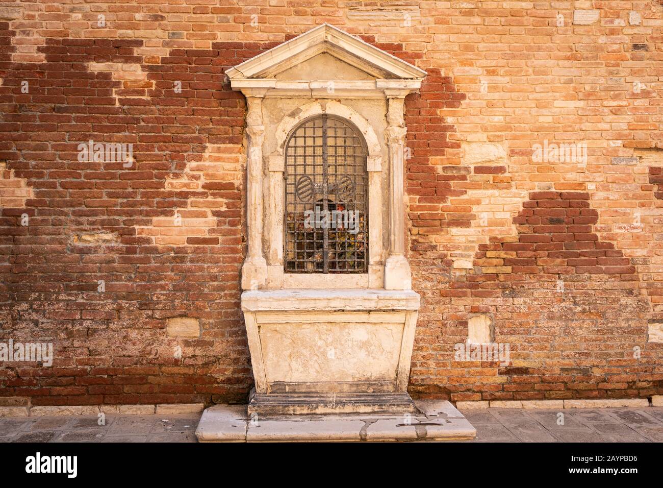 Small altar on a house in Venice (Italy Stock Photo - Alamy