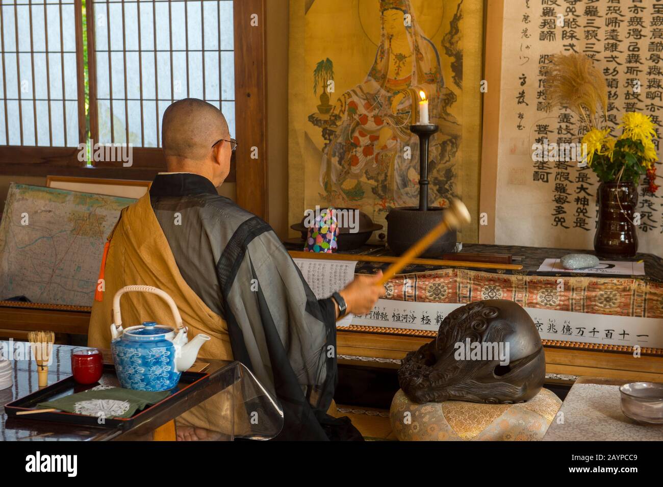 Bell ringing japan hi-res stock photography and images - Alamy