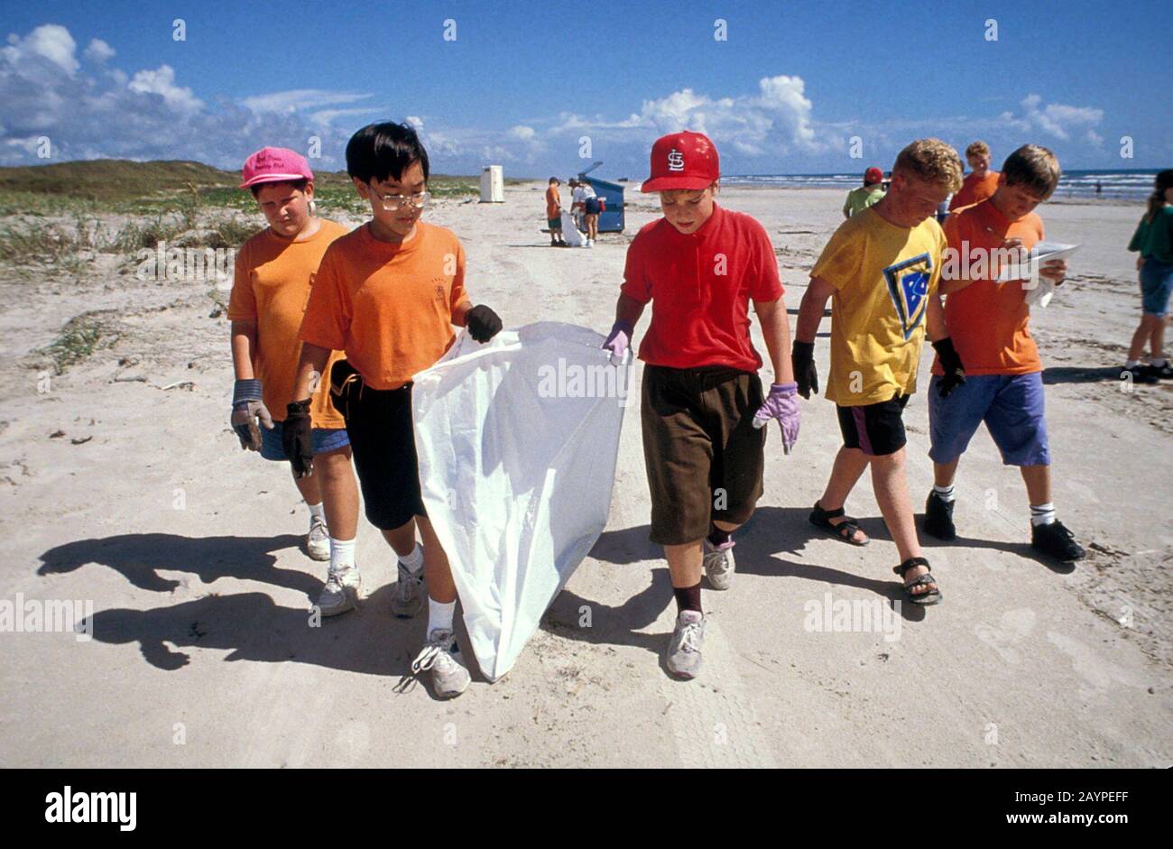 Students picking up trash hi-res stock photography and images - Alamy