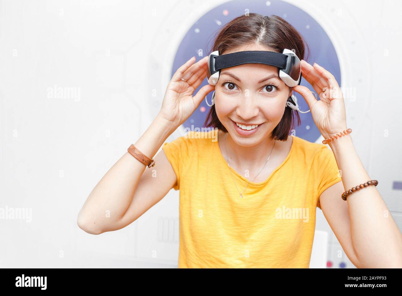 Vr with brain sensor hi-res stock photography and images - Alamy