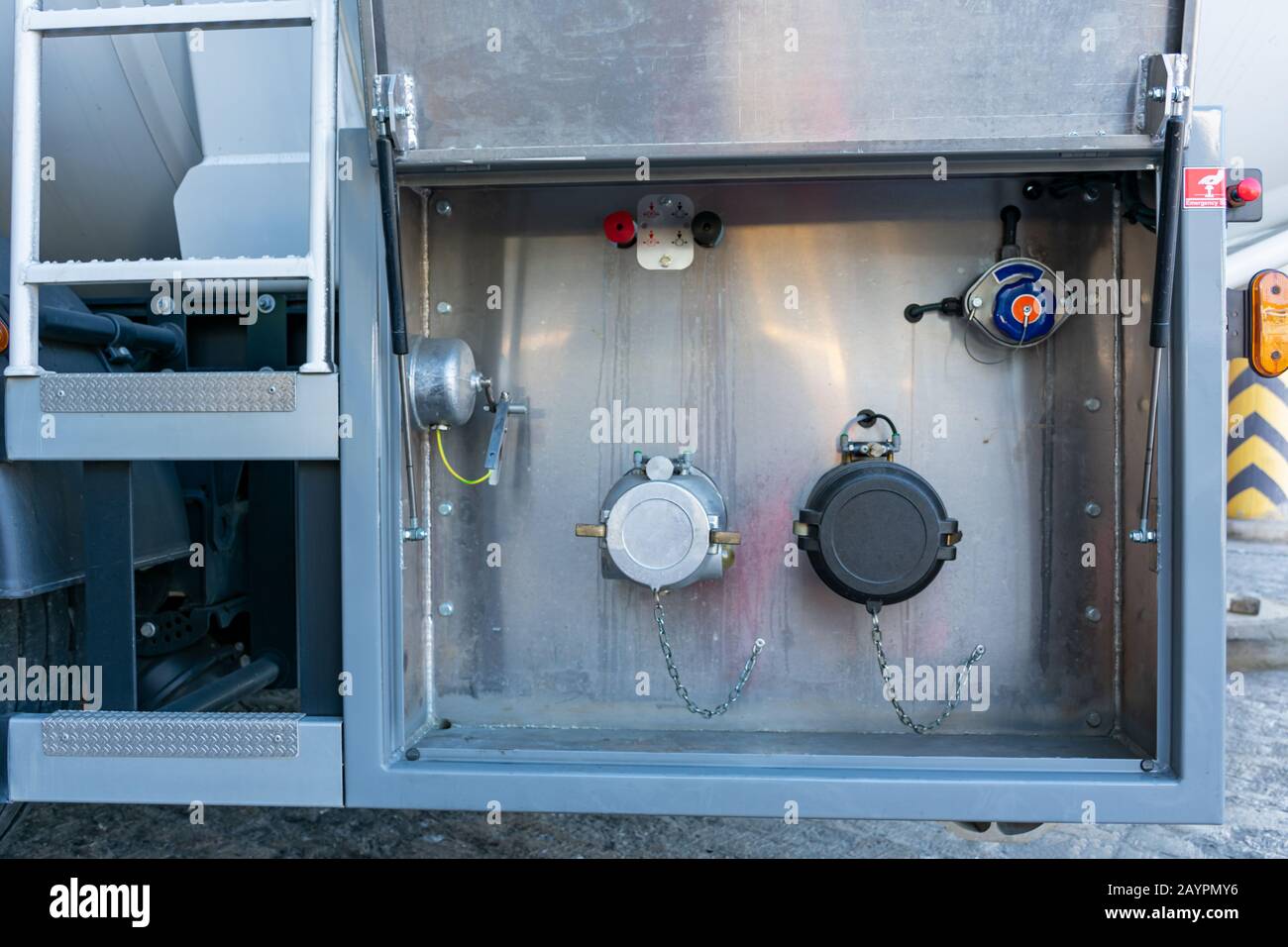 Nozzle for loading and unloading a tank truck of dangerous goods with a ...