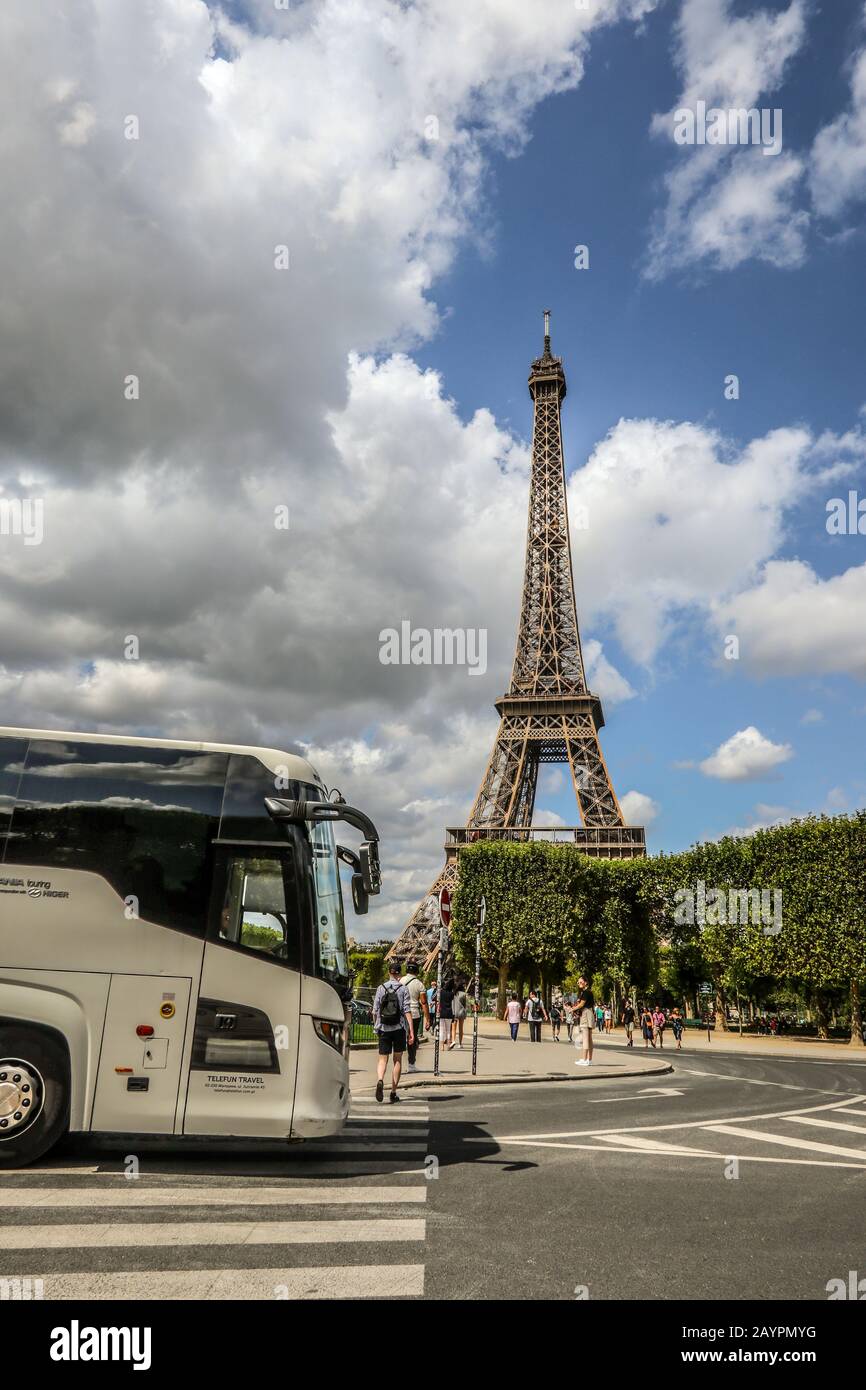 Sightseeing coach & Eiffel Tower in Paris, France, Europe Stock Photo ...
