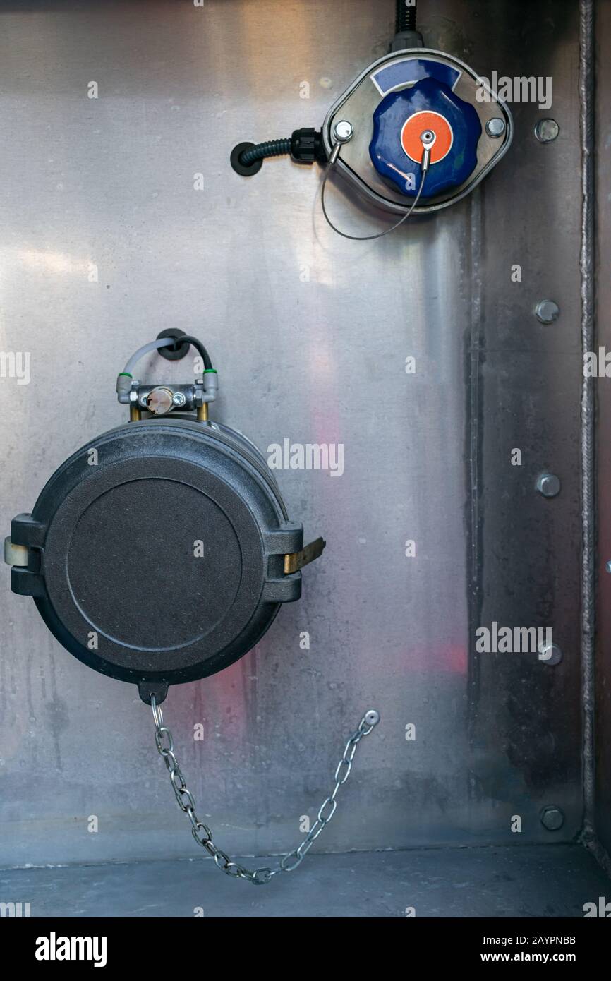 Nozzle for loading and unloading a tanker truck of dangerous goods with ...