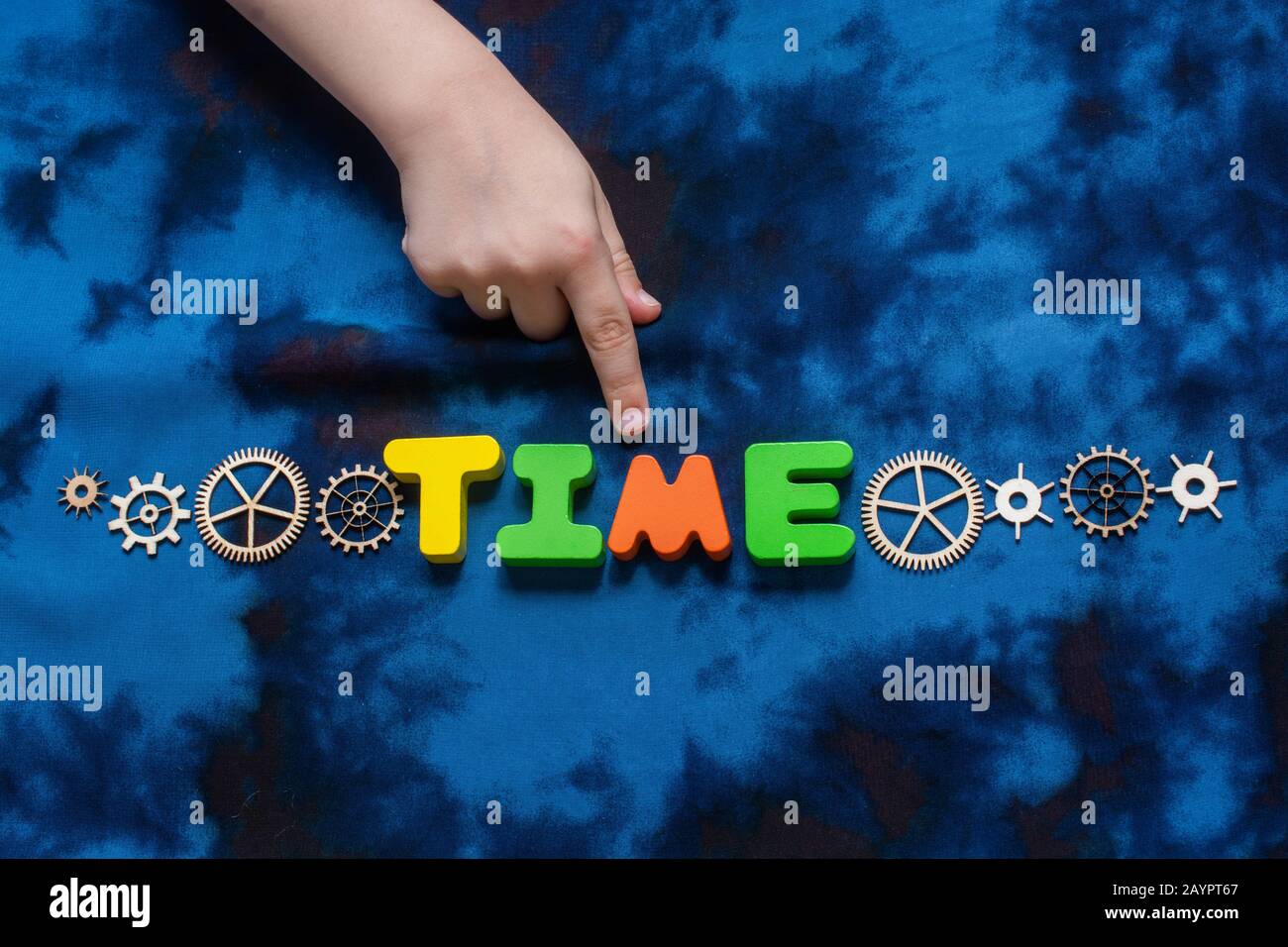 Hand pointing to time wording with gears Stock Photo - Alamy